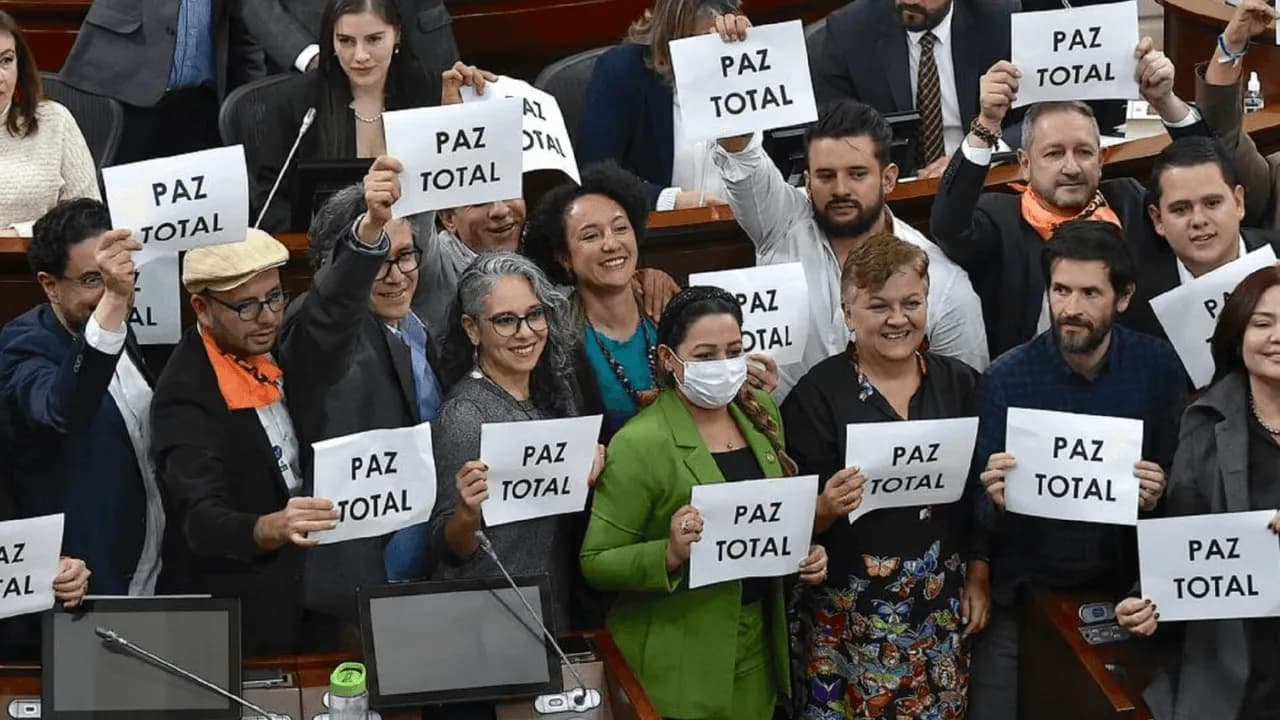 Paz total: aprendizajes de negociaciones históricas en Colombia y el ...