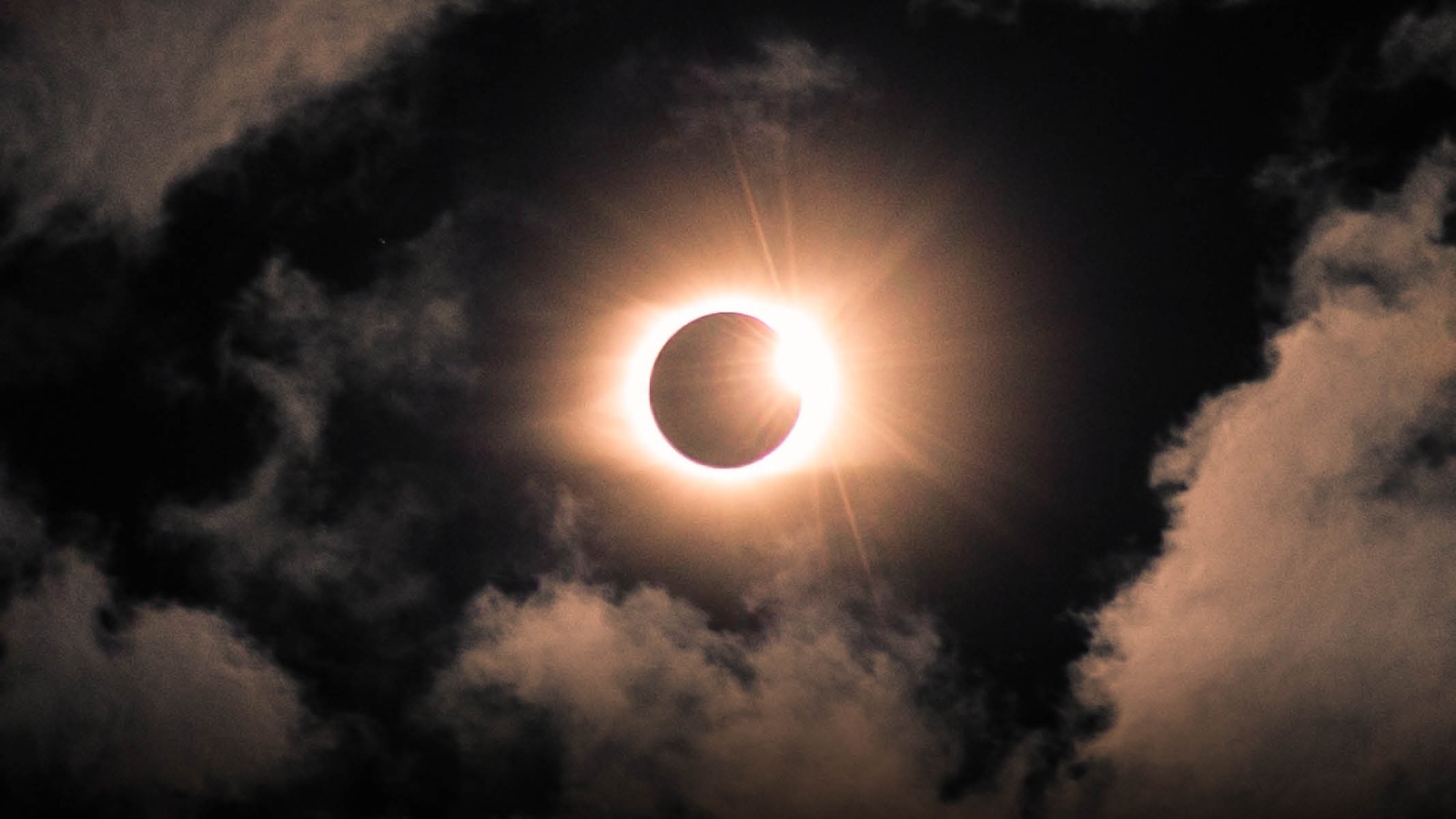 Eclipse solar: conozca a qué hora ocurrirá en el lugar más cercano a ...