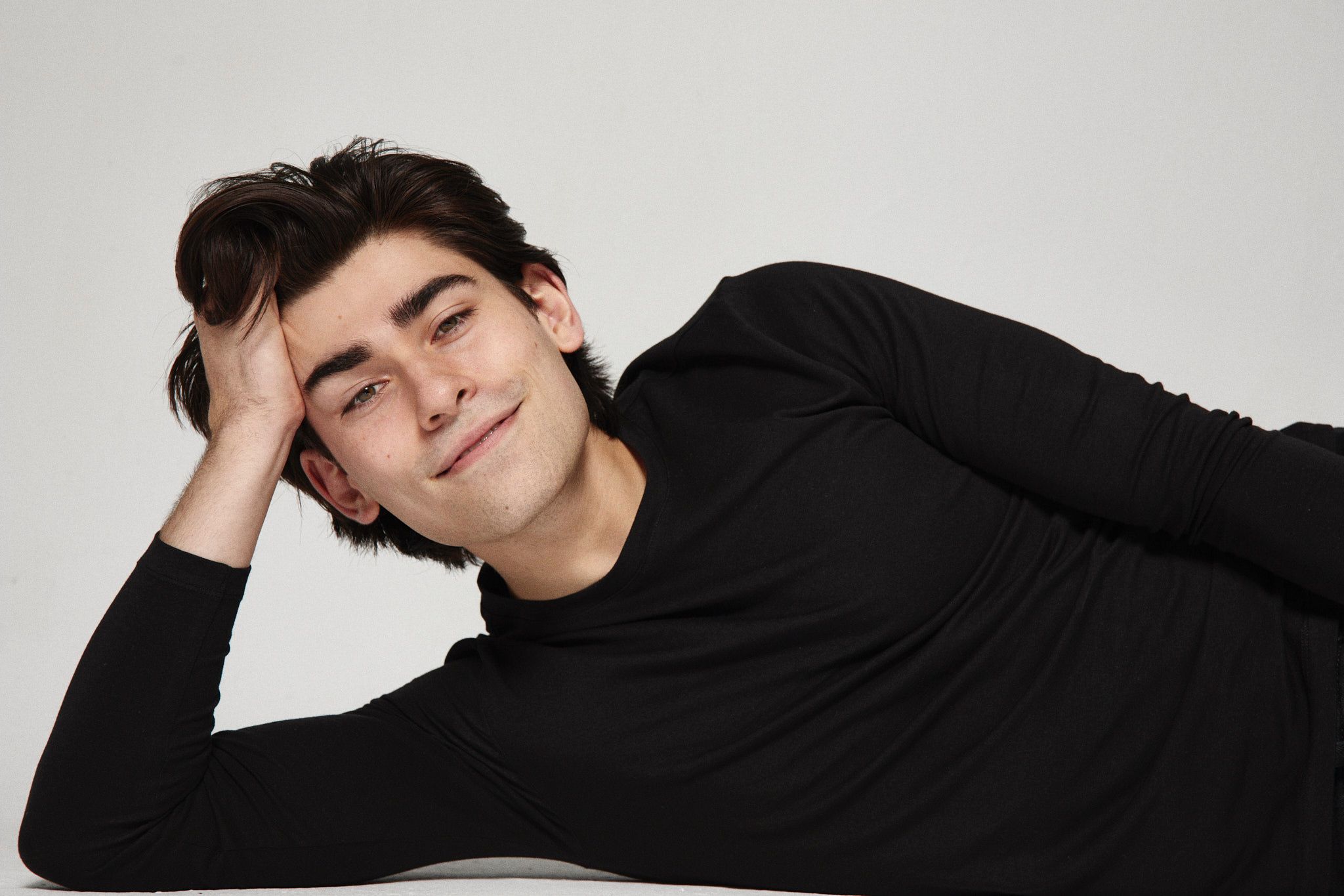 Emiliano Pernía, el actor colombiano que la rompe en Netflix gracias a ...