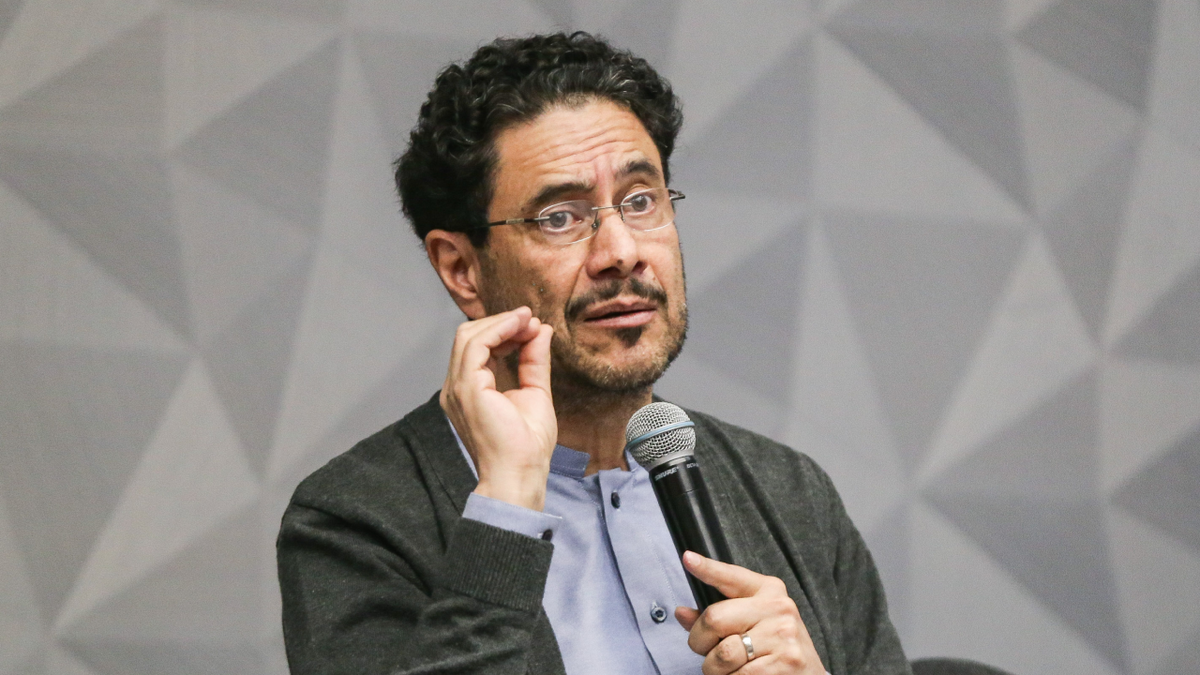 Iván Cepeda propone rebajar el salario de congresistas: ¿será esta vez ...