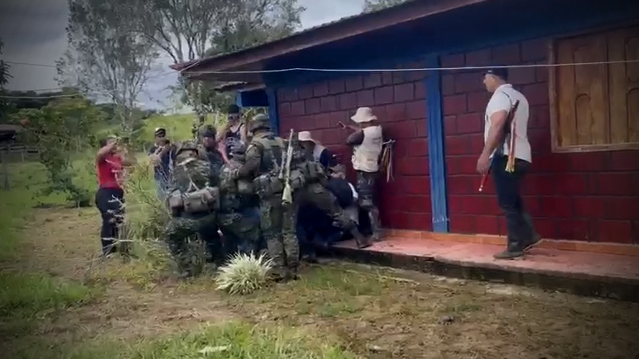 Asonadas: la estrategia de los grupos ilegales para usar civiles y frenar operaciones militares